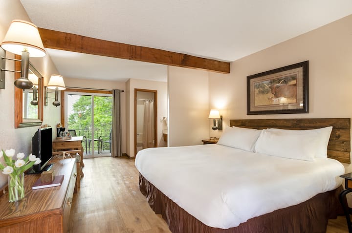 Incredible Balcony View King Room - Bygone Hotel - Wimberley, TX