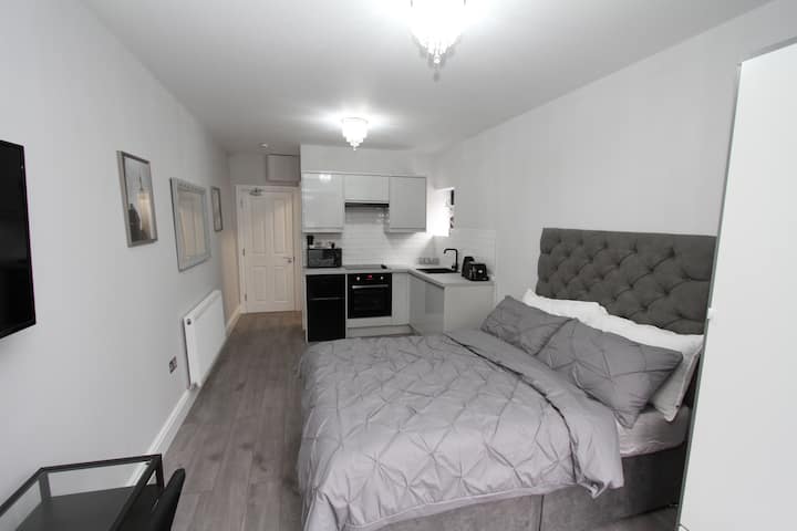 Modern Studio – Free Parking! & 1 Min To Station! - London