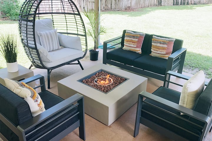 Stylish Beach House! Hot Tub, Game Room, Fire Pit - Navarre, FL