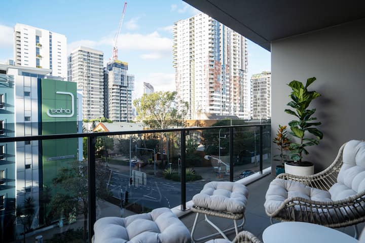 Stylish Central Apartment W. Pool, Gym And More - Windsor, Australia