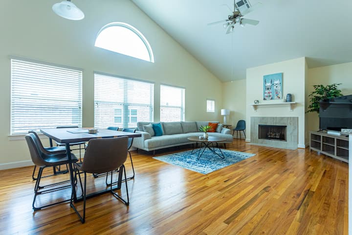 Cozy Mid-century Inspired Home, Near Med Center - Houston, TX
