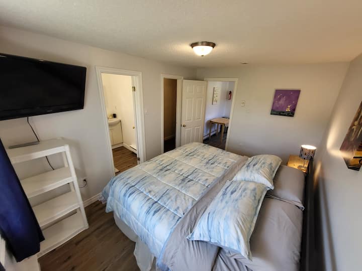 Affordable Alexander(c) King Bed Close To Downtown