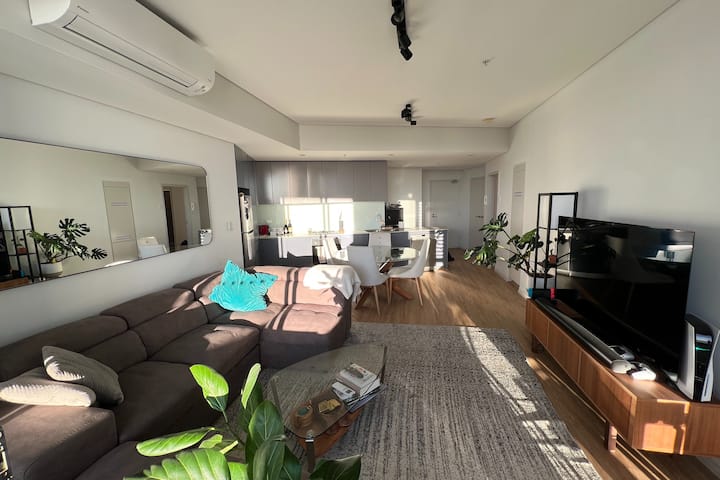 Well-located 2 Bedroom With Amazing View - Kensington