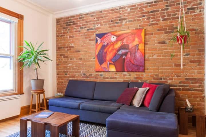 Spacious Plateau Unit Steps From Everything - モントリオール