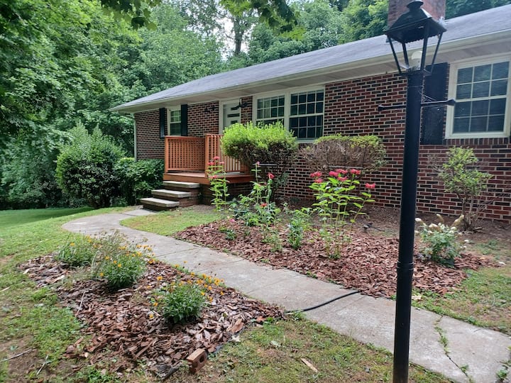 Cheerful 2-bedroom Home In Downtown Elkin - Shelton Vineyards, Dobson