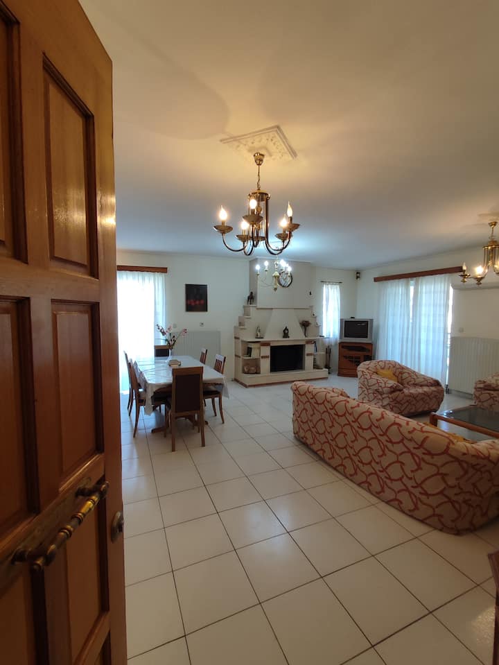 Lovely 4-bedroom Vacation Home , Airy And Sunny - Каламата