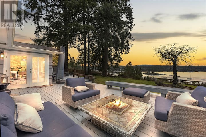 The Good Life Island Oasis Sun Deck Hot Tub - Salt Spring Island
