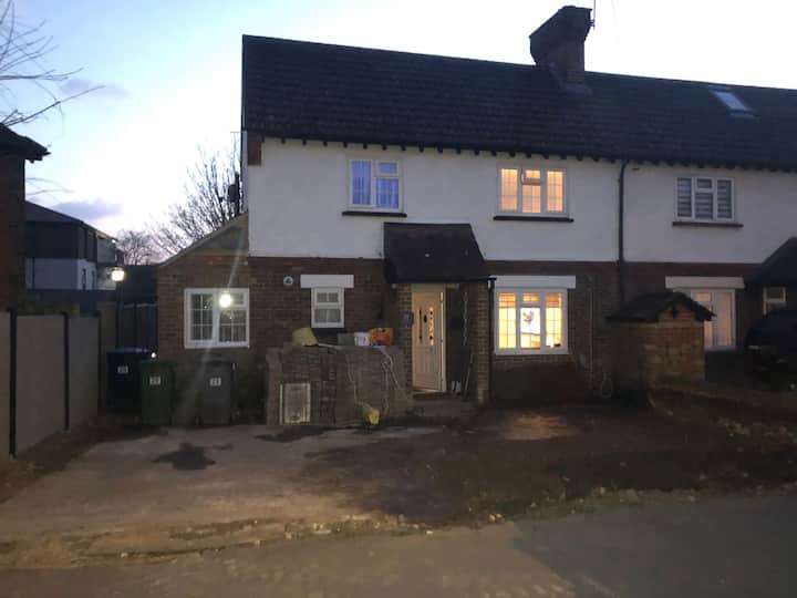 Cheerful South Facing Home Close To Shops. - Woking