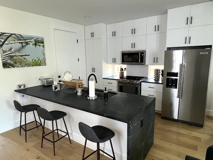 Modern Casita Near Zilker Park & Barton Springs - West Lake Hills, TX