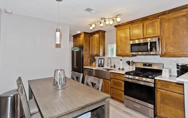 Remodeled Trinity Groves Gem ~ King & Queen Beds - ダラス
