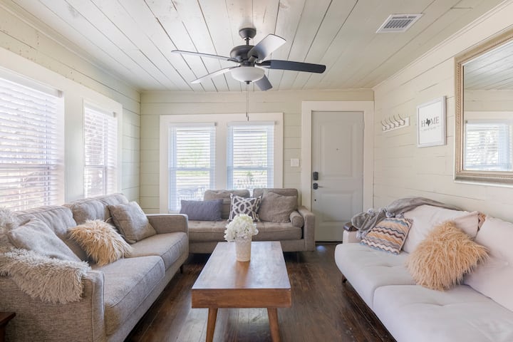 A Room In A Cozy Vintage Cottage - Stafford, TX