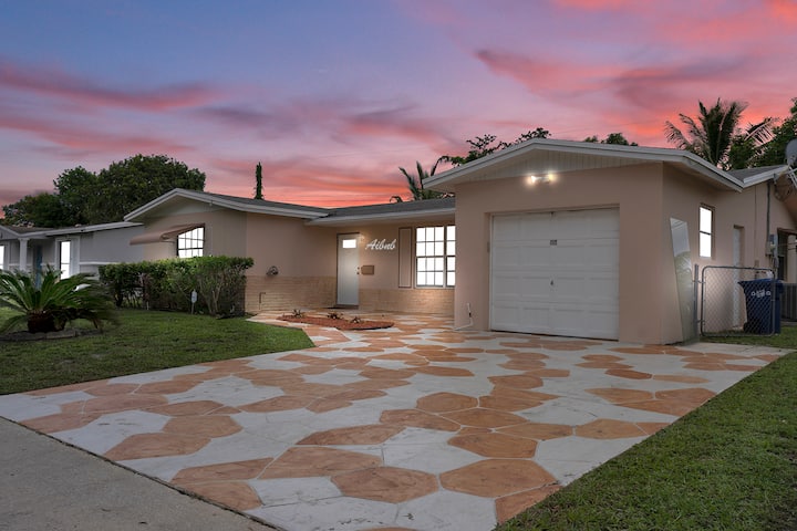 4br/2b Home W/ Pool And Garage - Coral Springs, FL