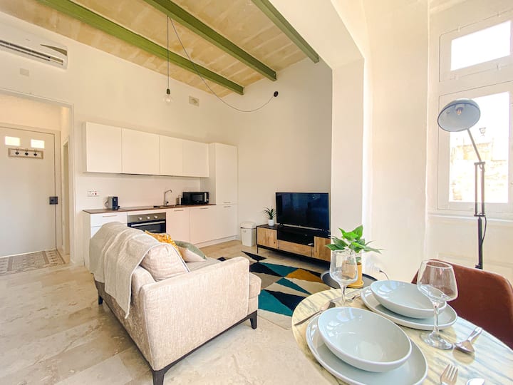 Maltese Apartment 2 W/traditional Balcony - Valletta
