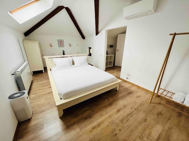 Spacious 3br Apt • 110sqm • Carol Park • Balcony - Bucharest