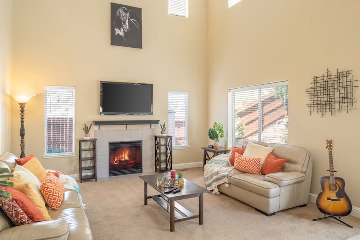 Cheerful Reno Home ☀️🕶 4 Bed/2.5 Bath - Sparks, NV