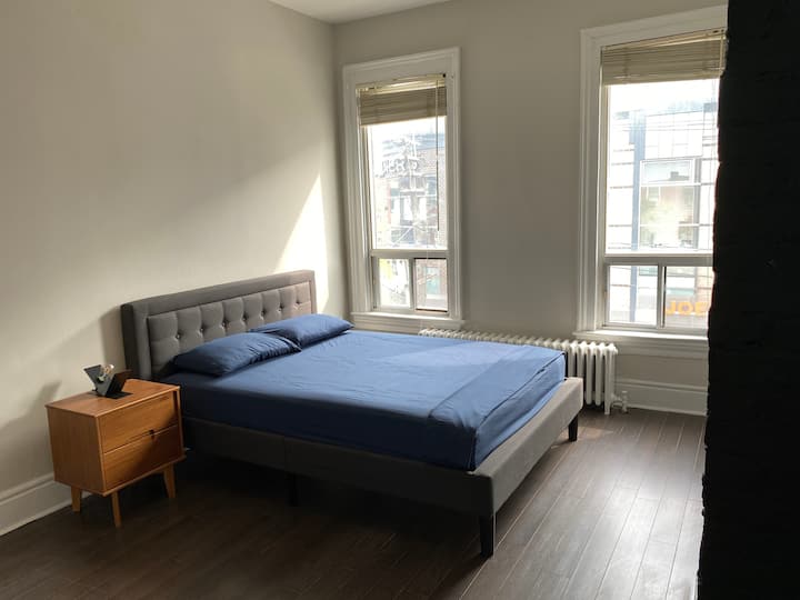 Comfy Bedroom In The Heart Of Queen Street W | Rm6 - Toronto, ON