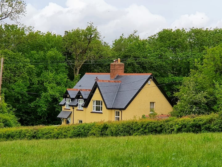 Peacock Cottage - Two Bedroom Country Cottage - Haverfordwest