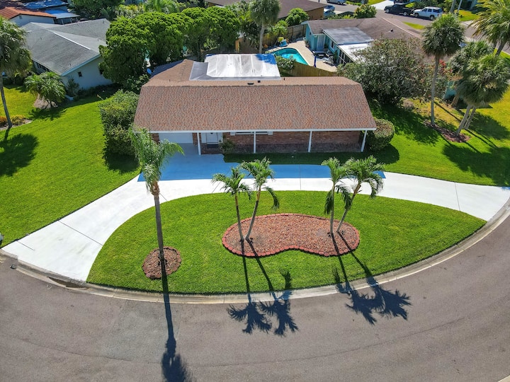 The Comfy Cove | Luxury Beach Getaway - Madeira Beach, FL