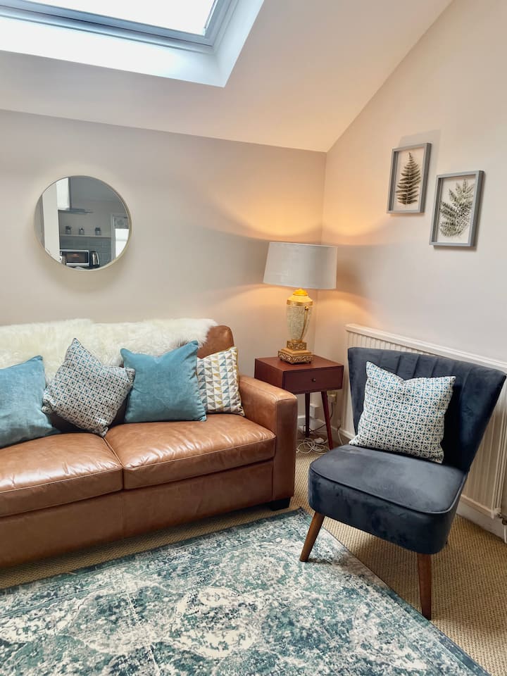 Quaint & Cosy Post Box Cottage With
Free Car Park - Melrose