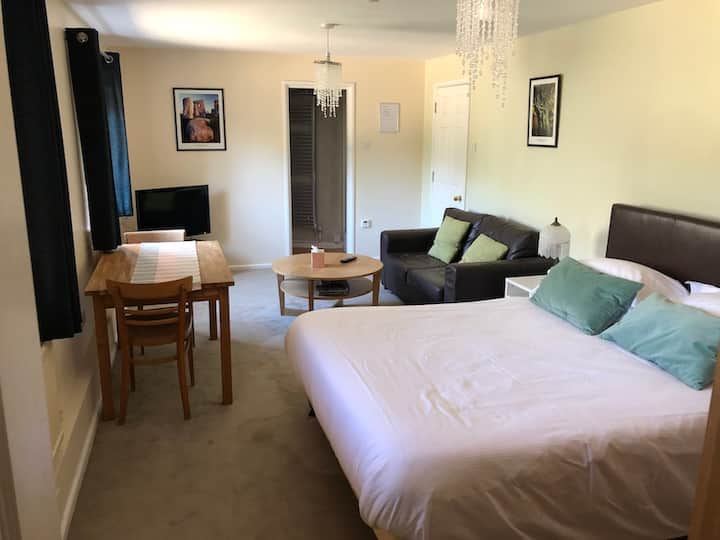 Central Modern Self-catering Flat - Salisbury