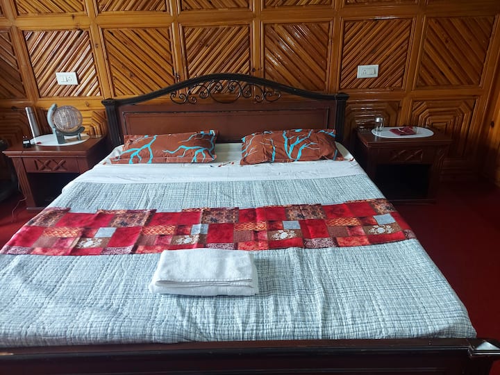 Nestled Amid Nature,well Anointed 3bhk Property - Patnitop