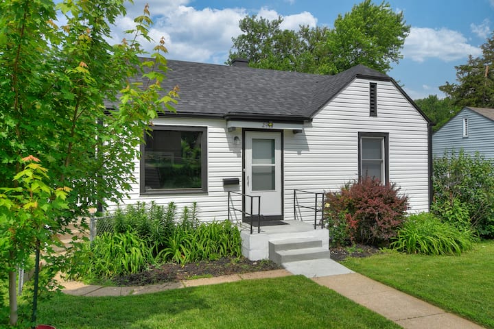 Cozy Benson Home — Work-ready & Family-friendly - Omaha, NE
