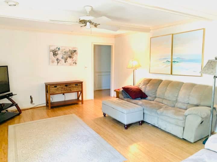 Big, Private Entrance, Sunny Master Bedroom Suite - Virginia Beach, VA