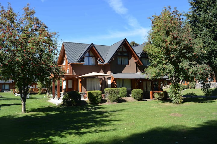 Cabaña En Complejo, Con Vista Al Bayo - Villa La Angostura