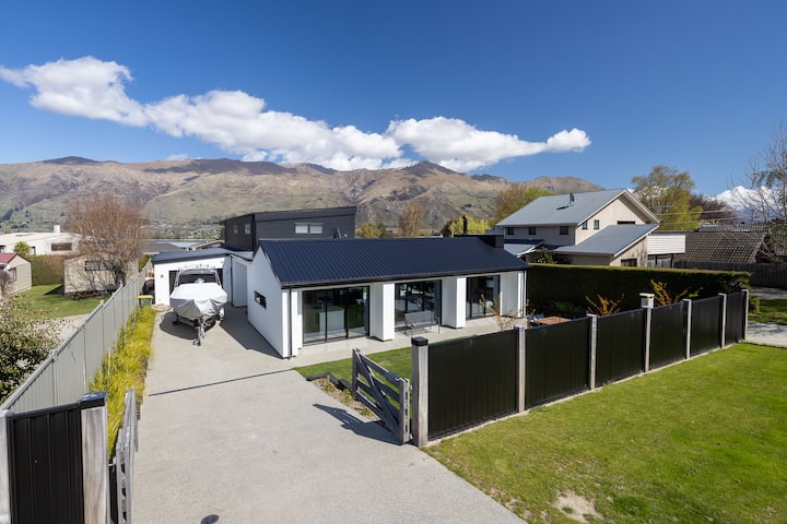 Executive House With Spa And Views - Wanaka