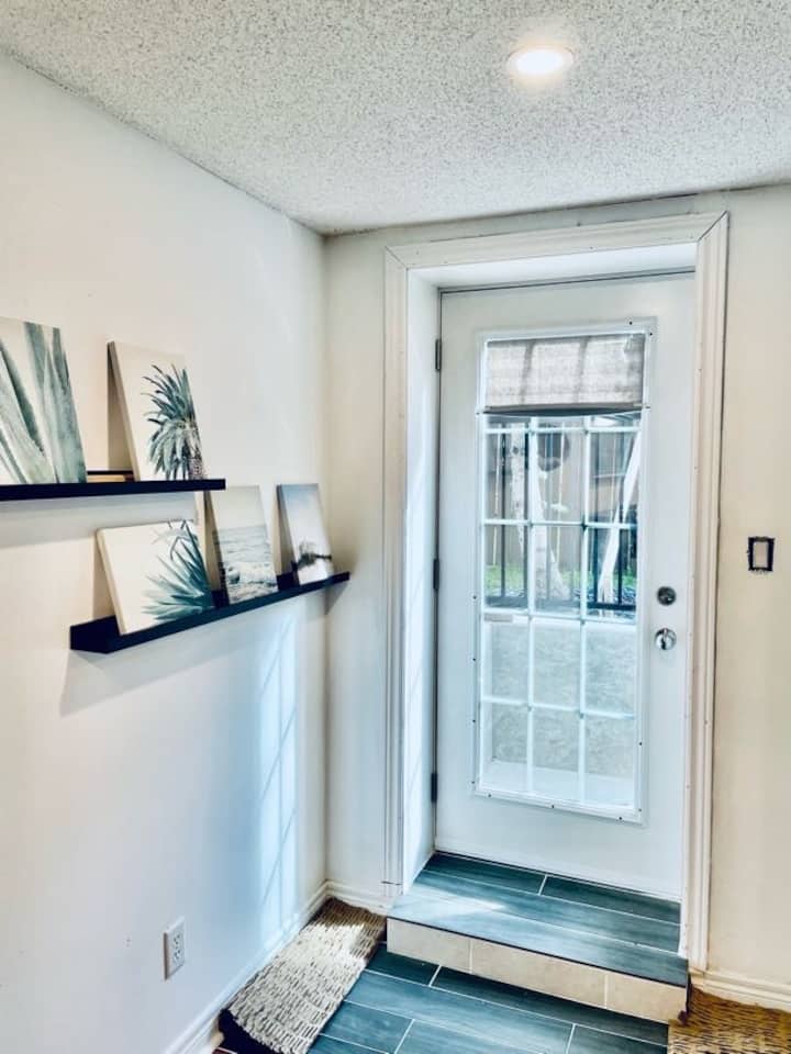 Private Cozy Studio: With Large Windows & Parking! - Brampton