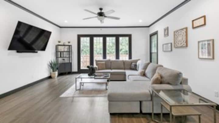 Modern Farmhouse 3-bedroom Home, Luxury Master - Lancaster, TX