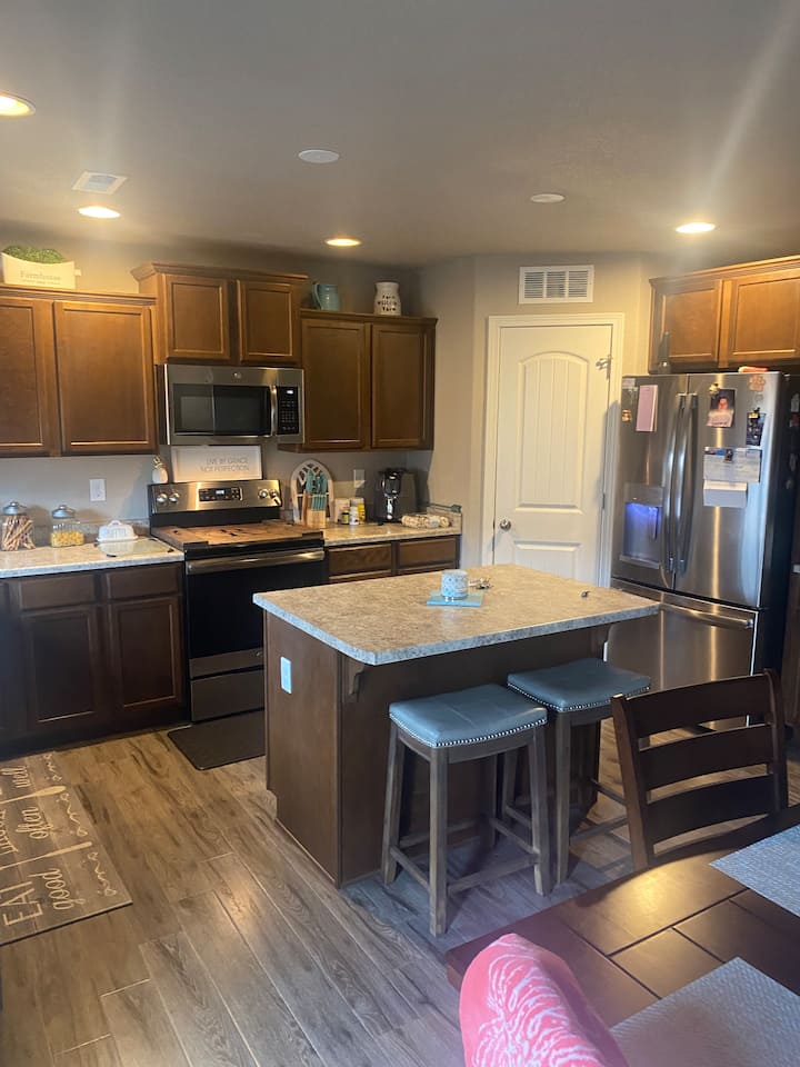 Beautiful Home Located In A Quiet Neighborhood. - Colorado Springs, CO