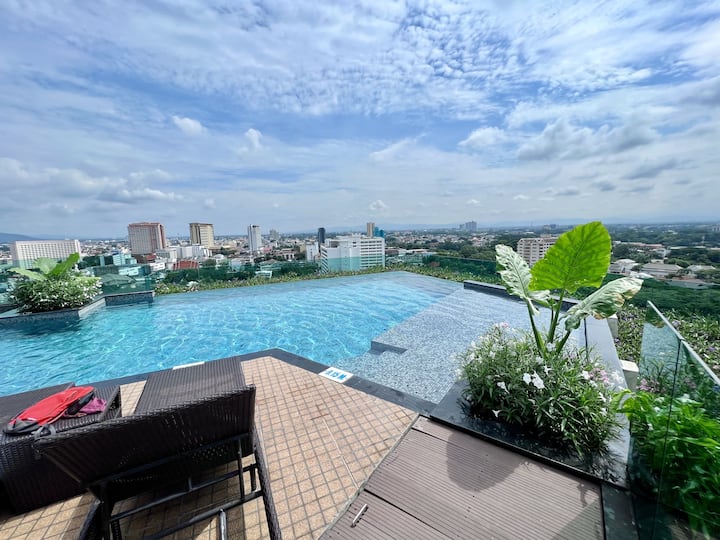 Grand 2-bedroom Condo With Pool - Chiang Mai