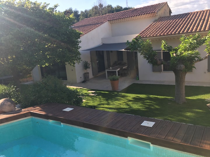 Proximité Entre Aix-en-provence Et Lubéron - Venelles