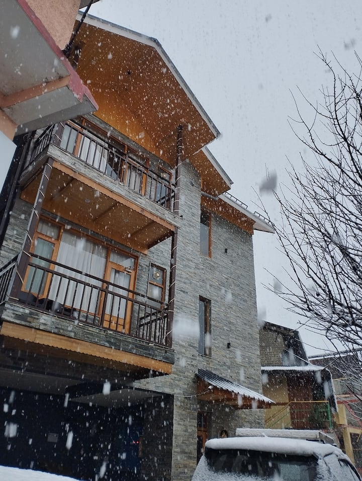 One Family Suit Room In A Castle - Manali