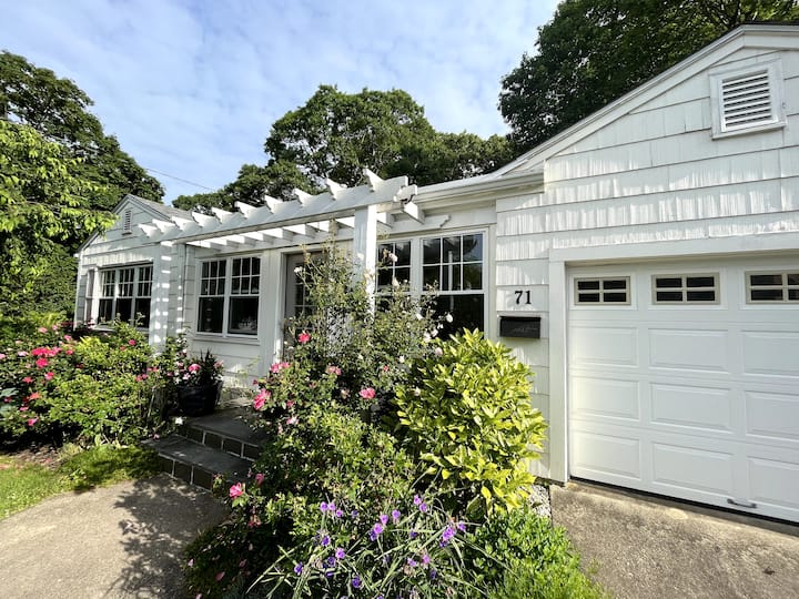 Coastal Living One Minute To Historic Downtown - Narragansett, RI