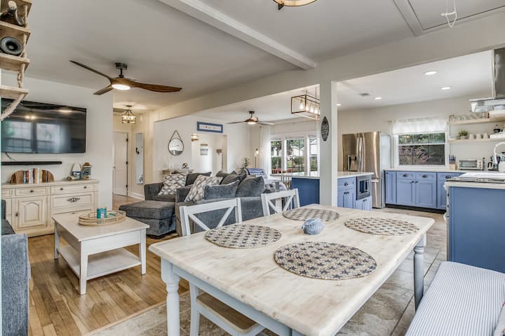 The East Hill Escape, A Bay View Beachy Cottage - Pensacola, FL