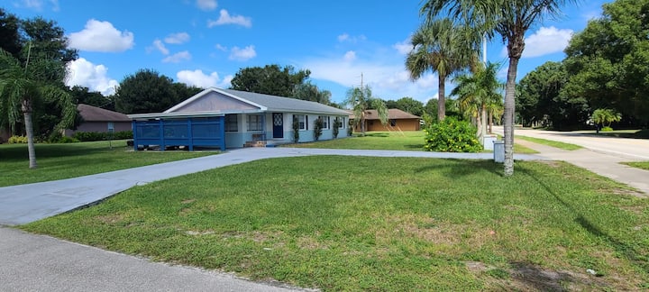 Cheerful 3 Bedroom Vacation Home. - Vero Beach, FL