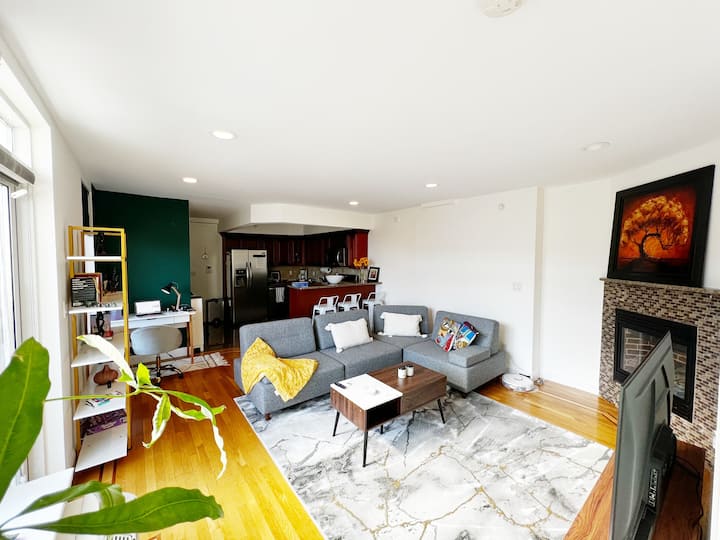 Modern Room W/ Balcony In Astoria - Manhattan, NY