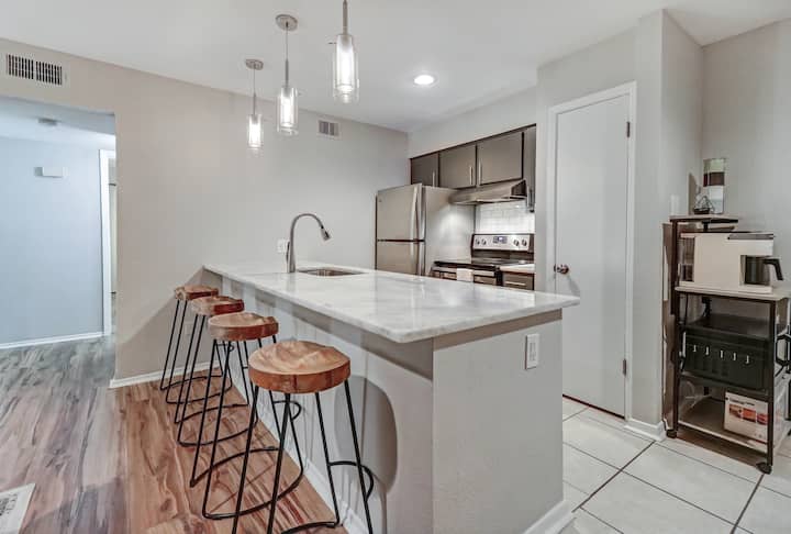 Secluded Condo Oasis In Dallas - By Smu W/ Pool! - Dallas, TX