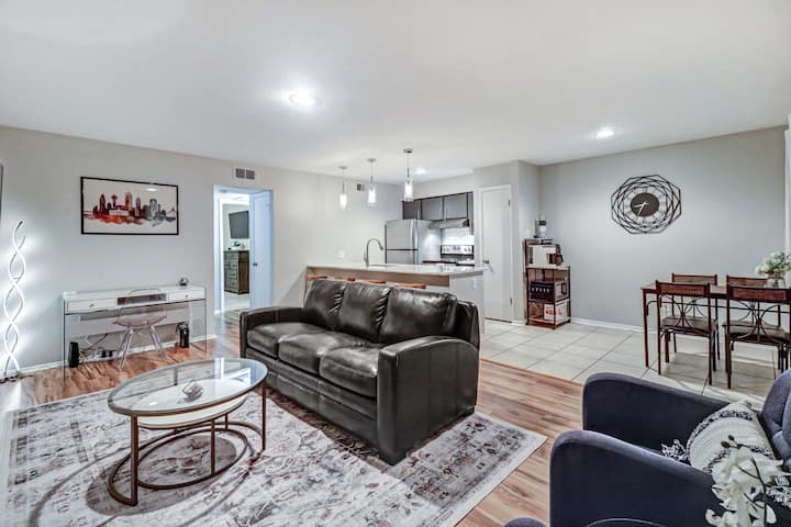 Secluded Condo Oasis In Dallas - By Smu W/ Pool! - Dallas, TX