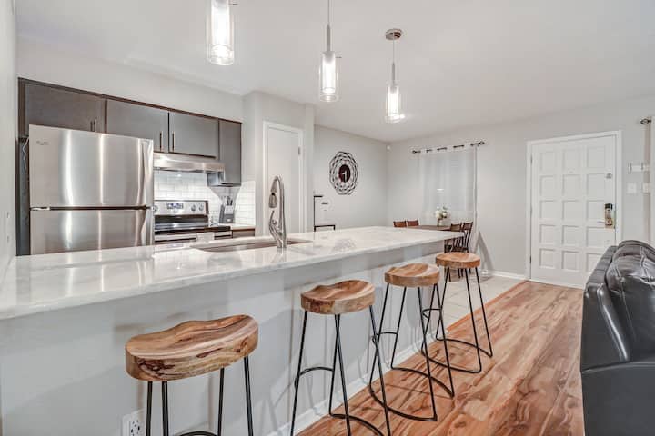 Secluded Condo Oasis In Dallas - By Smu W/ Pool! - Dallas, TX