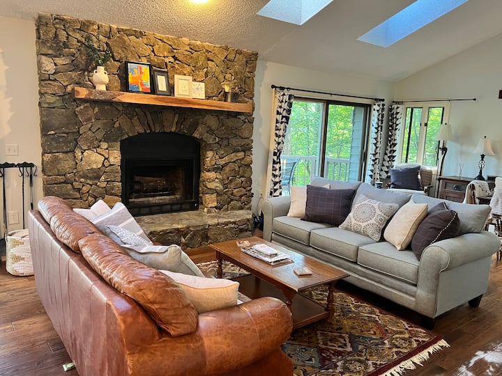 “Livin’ On The Edge” Cozy Mountain Home - Wintergreen Resort