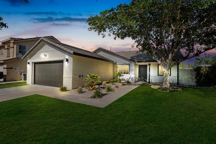 Newly Renovated Modern 3 Bedroom Residence. - Little Rock Lake, Juniper Hills