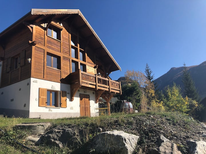 Ecrin De Lumière Face à La Montagne - Briançon