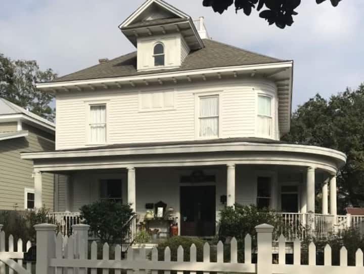 Amazing 5 Bedroom 6 Bath Home With Private Parking. Walk To Casino Or Beach - Gulfport, MS