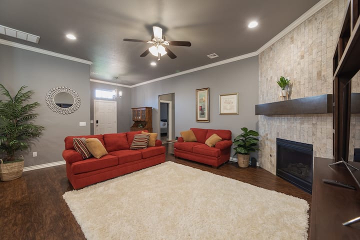 Cheerful 3 Bedroom Home With Indoor Fire Place - Yukon, OK
