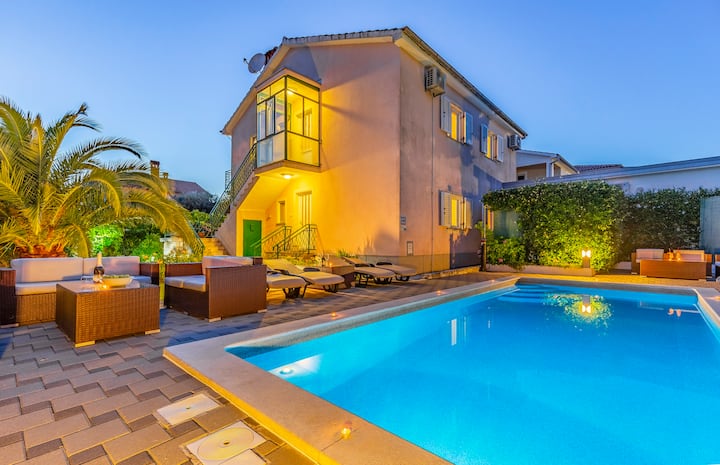 Casa De Vacaciones Pula Para 2 - 8 Personas Con 4 Dormitorios - Casa De Vacaciones - Istria