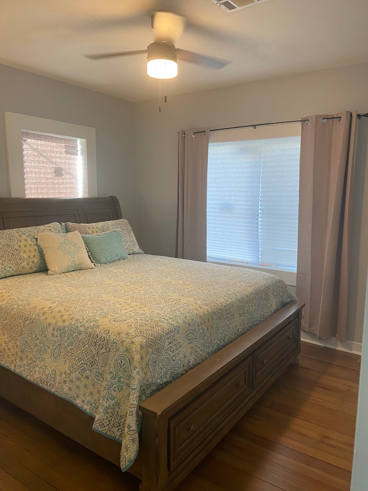 Bright Cheerful 2bd/1ba Home Centrally Located! - El Paso, TX