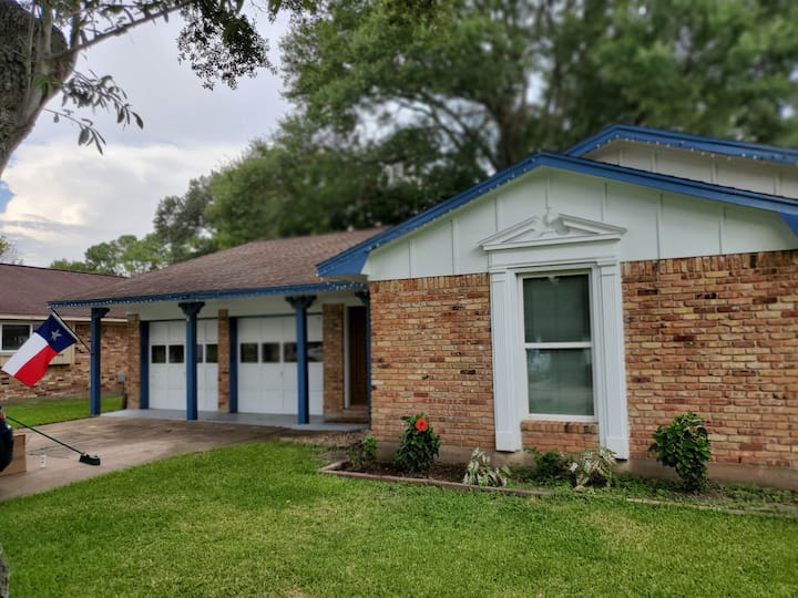 Bayou Cottage:
Quaint 4 Bed House Near Nasa/kemah - League City, TX